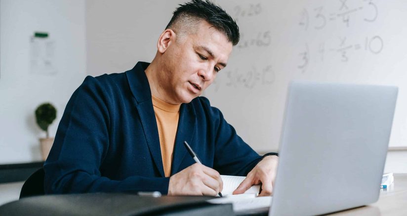 Synchronous vs. Asynchronous Communication Examples | eloomi Synchronous vs. Asynchronous Communication Examples | eloomi