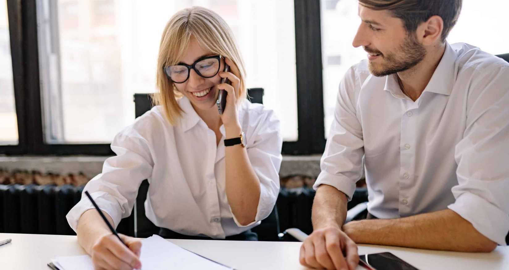 Synchronous vs. Asynchronous Communication Examples | eloomi Synchronous vs. Asynchronous Communication Examples | eloomi